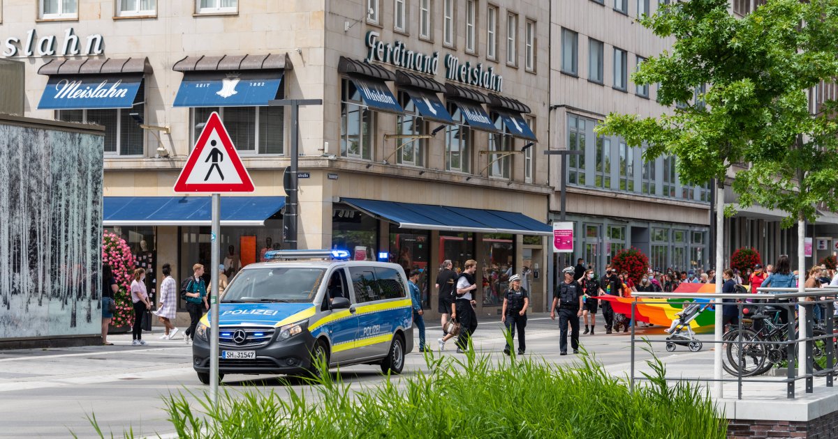 Linke Gewalt - Rund 40 Aktivisten bedrängen Kieler Polizei!